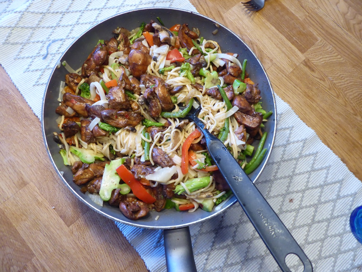 Kycklingwok med kyckling äggnudlar och kokosmjölk - Leva sunt